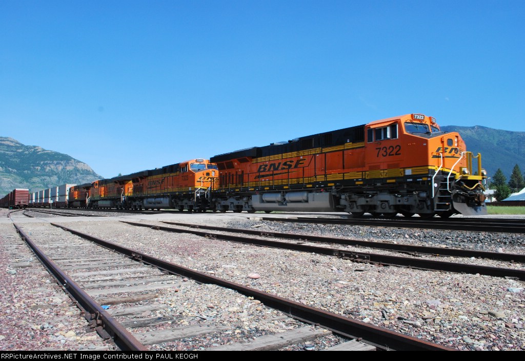 The new GEVO's pass me leading the Z CHI-SSE BNSF 7322/7323/7324
